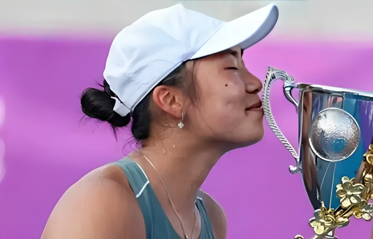 Janice Tjen Ukir Sejarah! Petenis Indonesia Raih Gelar Juara WTA 125 ...